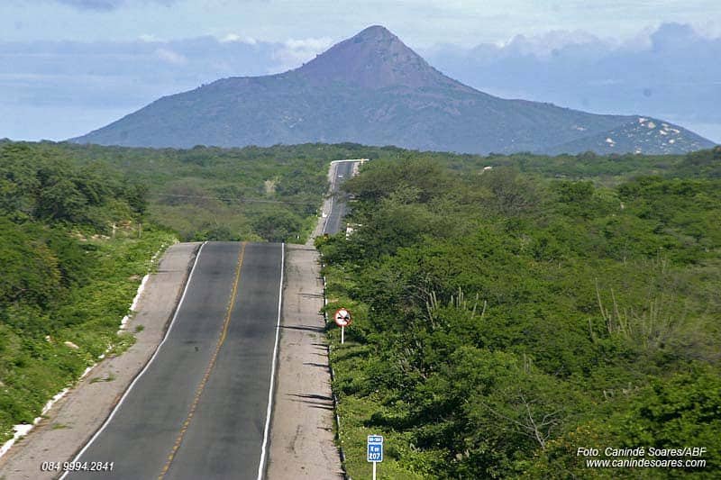 Já imaginou subir num vulcão no Brasil? Descubra o Pico do Cabugi, no ...