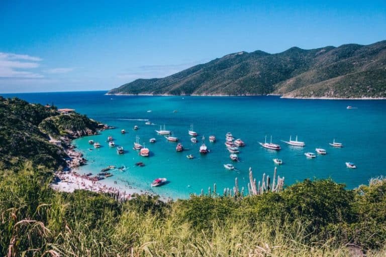 Passeio de barco em Arraial do Cabo: saiba preços e itinerários aqui Passeio de barco em Arraial do Cabo: saiba preços e itinerários aqui