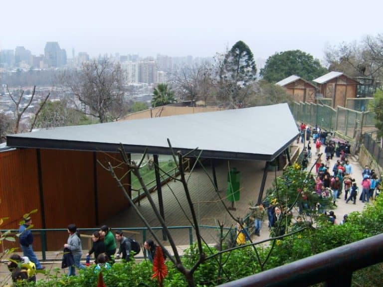 Parque Metropolitano de Santiago tem jardins e mirantes com vistas lindas