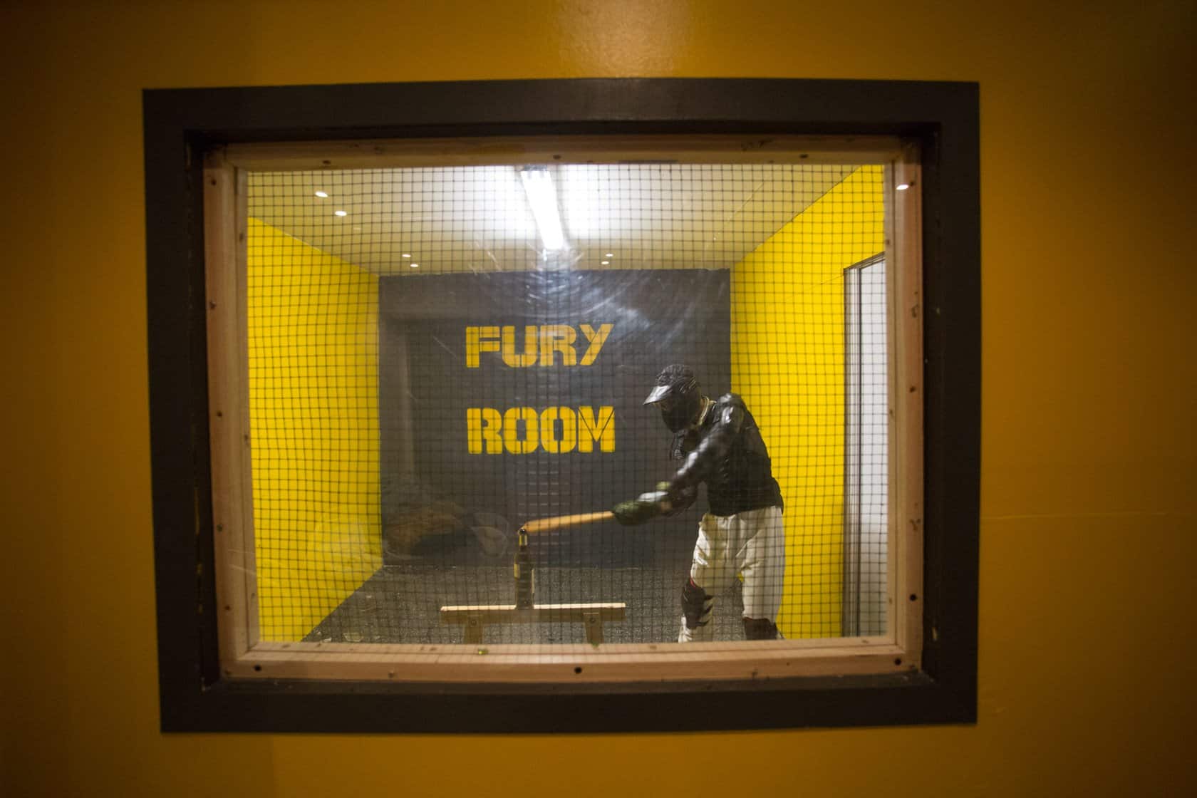 Fury Room: sala para você destruir o que puder vira atração turística ...